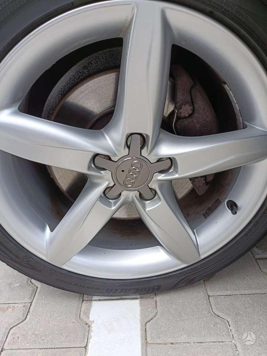 Black Audi A4 2010 in Vilnius, with an engine capacity of 2.70 L and mileage of 259 thousand km for 5499 €, photo 5 on AUTOMOTO.COM.LV