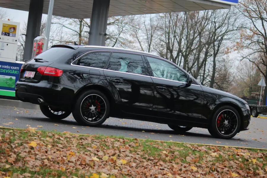 Black Audi A4 2011 in Riga, with an engine capacity of 2.70 L and mileage of 297 thousand km for 5390 €, photo 7 on AUTOMOTO.COM.LV