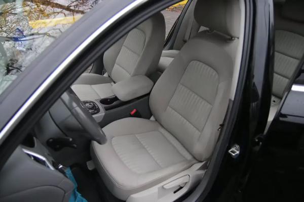 Black Audi A4 2011 in Riga, with an engine capacity of 2.70 L and mileage of 297 thousand km for 5390 €, photo 8 on AUTOMOTO.COM.LV
