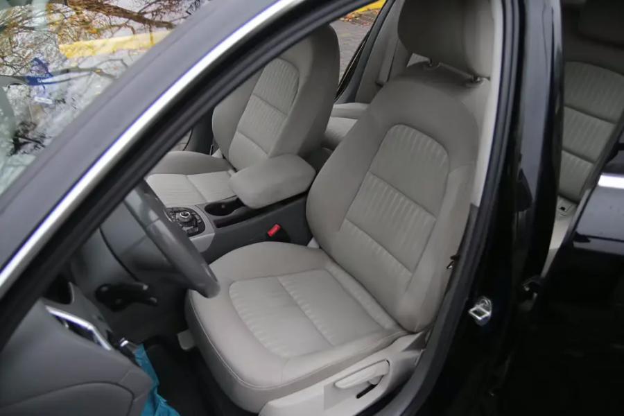 Black Audi A4 2011 in Riga, with an engine capacity of 2.70 L and mileage of 297 thousand km for 5390 €, photo 9 on AUTOMOTO.COM.LV