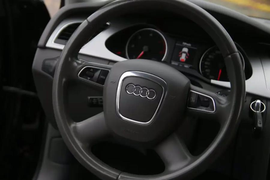 Black Audi A4 2011 in Riga, with an engine capacity of 2.70 L and mileage of 297 thousand km for 5390 €, photo 12 on AUTOMOTO.COM.LV