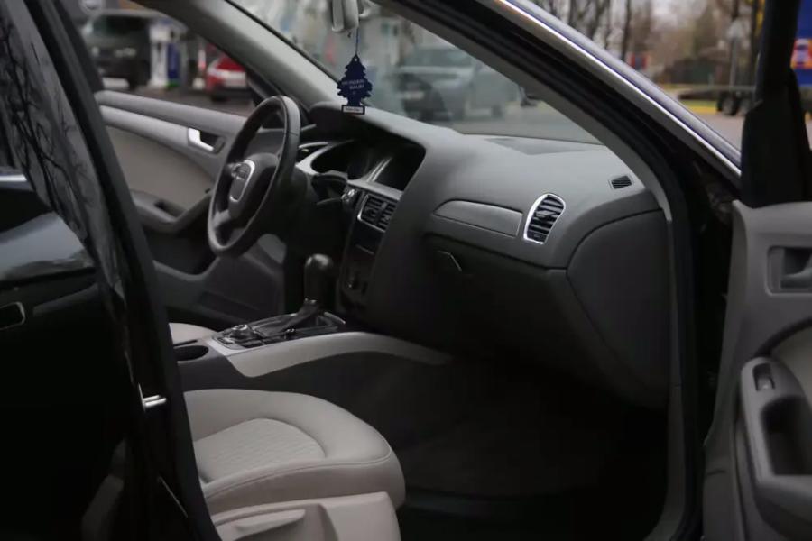 Black Audi A4 2011 in Riga, with an engine capacity of 2.70 L and mileage of 297 thousand km for 5390 €, photo 16 on AUTOMOTO.COM.LV