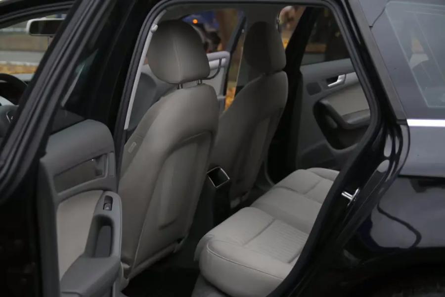 Black Audi A4 2011 in Riga, with an engine capacity of 2.70 L and mileage of 297 thousand km for 5390 €, photo 17 on AUTOMOTO.COM.LV