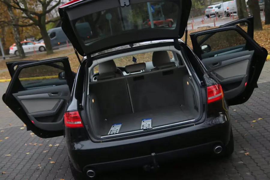 Black Audi A4 2011 in Riga, with an engine capacity of 2.70 L and mileage of 297 thousand km for 5390 €, photo 19 on AUTOMOTO.COM.LV