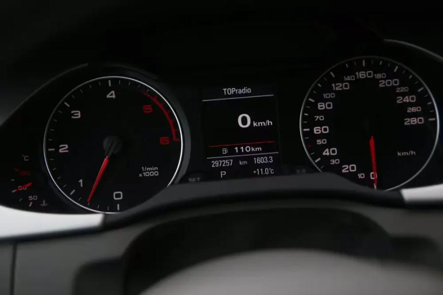 Black Audi A4 2011 in Riga, with an engine capacity of 2.70 L and mileage of 297 thousand km for 5390 €, photo 23 on AUTOMOTO.COM.LV