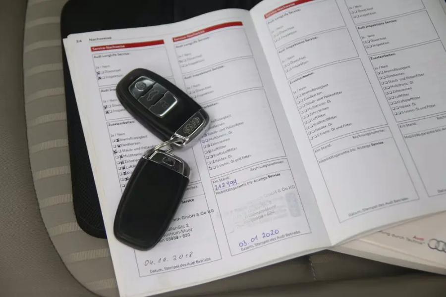 Black Audi A4 2011 in Riga, with an engine capacity of 2.70 L and mileage of 297 thousand km for 5390 €, photo 28 on AUTOMOTO.COM.LV