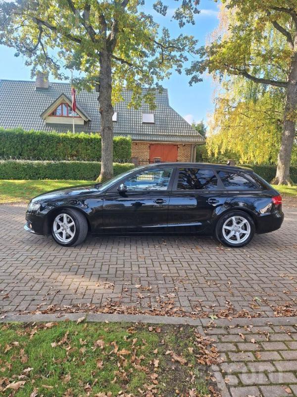 Audi A4 2011 in Valmiera on AUTOMOTO.COM.LV Black Audi A4 2011 in Valmiera, with an engine capacity of 2.00 L and mileage of 249 thousand km for 6300 €, photo 3 on AUTOMOTO.COM.LV