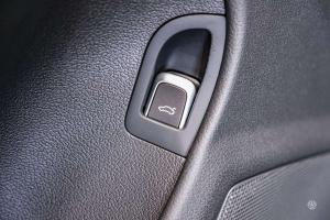 Black Audi A4 2012 in Kaunas, with an engine capacity of 3.00 L and mileage of 313 thousand km for 8790 €, photo 16 on AUTOMOTO.COM.LV