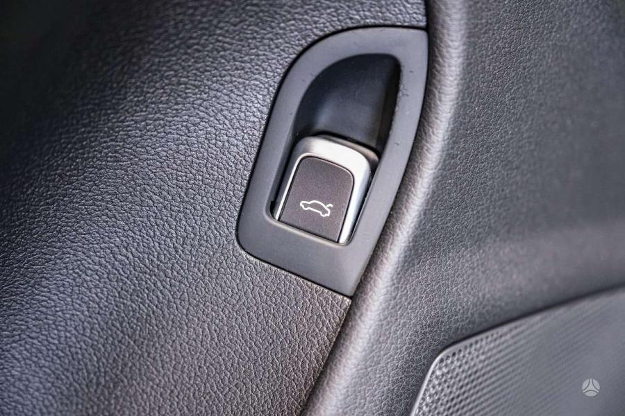 Black Audi A4 2012 in Kaunas, with an engine capacity of 3.00 L and mileage of 313 thousand km for 8790 €, photo 16 on AUTOMOTO.COM.LV
