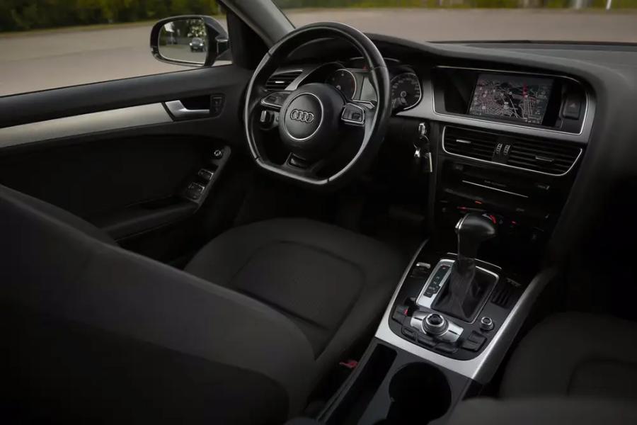 Black Audi A4 2012 in Jelgava, with an engine capacity of 2.00 L and mileage of 268 thousand km for 7000 €, photo 8 on AUTOMOTO.COM.LV