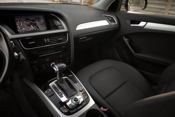 Black Audi A4 2012 in Jelgava, with an engine capacity of 2.00 L and mileage of 268 thousand km for 7000 €, photo 10 on AUTOMOTO.COM.LV