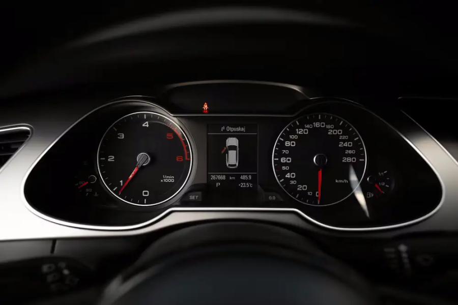 Black Audi A4 2012 in Jelgava, with an engine capacity of 2.00 L and mileage of 268 thousand km for 7000 €, photo 12 on AUTOMOTO.COM.LV