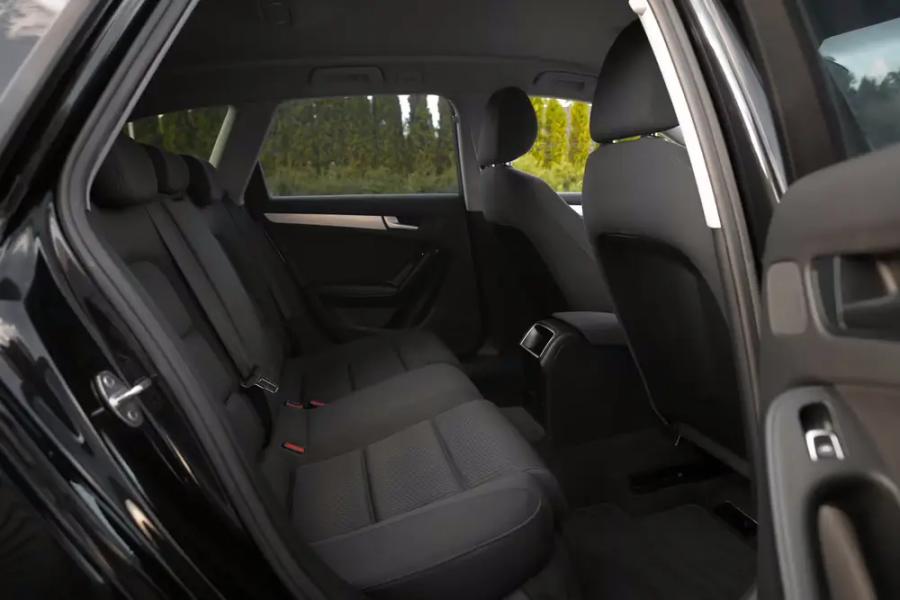 Black Audi A4 2012 in Jelgava, with an engine capacity of 2.00 L and mileage of 268 thousand km for 7000 €, photo 16 on AUTOMOTO.COM.LV