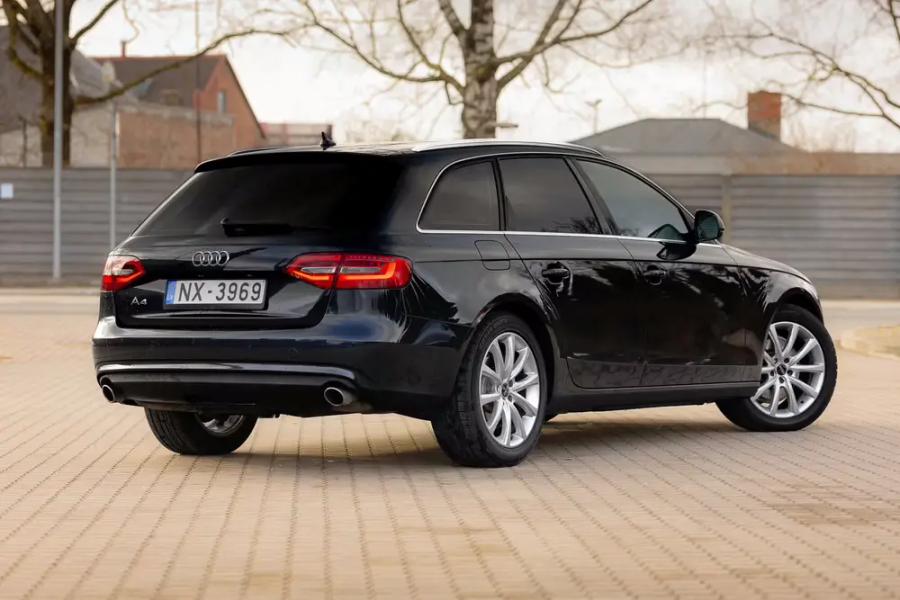 Black Audi A4 2012 in Jelgava, with an engine capacity of 3.00 L and mileage of 273 thousand km for 9900 €, photo 6 on AUTOMOTO.COM.LV