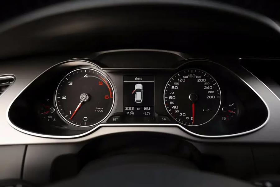 Black Audi A4 2012 in Jelgava, with an engine capacity of 3.00 L and mileage of 273 thousand km for 9900 €, photo 10 on AUTOMOTO.COM.LV