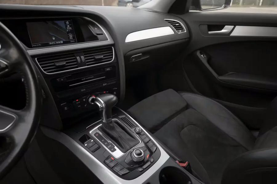 Black Audi A4 2012 in Jelgava, with an engine capacity of 3.00 L and mileage of 273 thousand km for 9900 €, photo 16 on AUTOMOTO.COM.LV