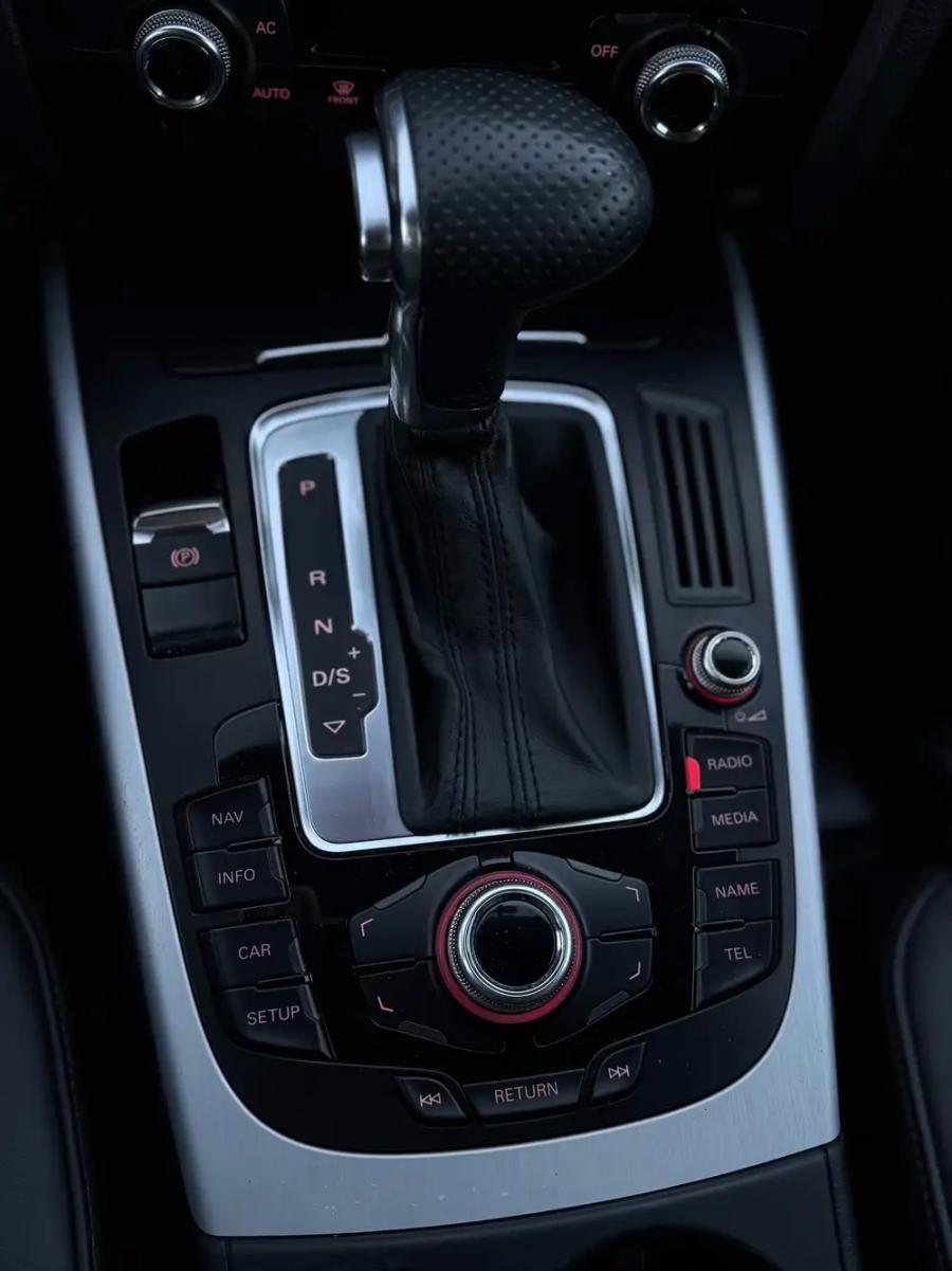 Black Audi A4 2012 in Riga, with an engine capacity of 0.00 L and mileage of 211 thousand km for 5500 €, photo 22 on AUTOMOTO.COM.LV