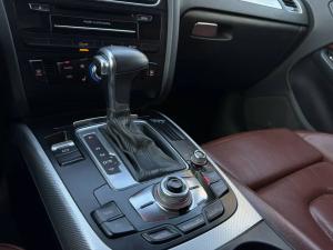 Black Audi A4 2012 in Riga, with an engine capacity of 3.00 L and mileage of 385 thousand km for 7490 €, photo 19 on AUTOMOTO.COM.LV