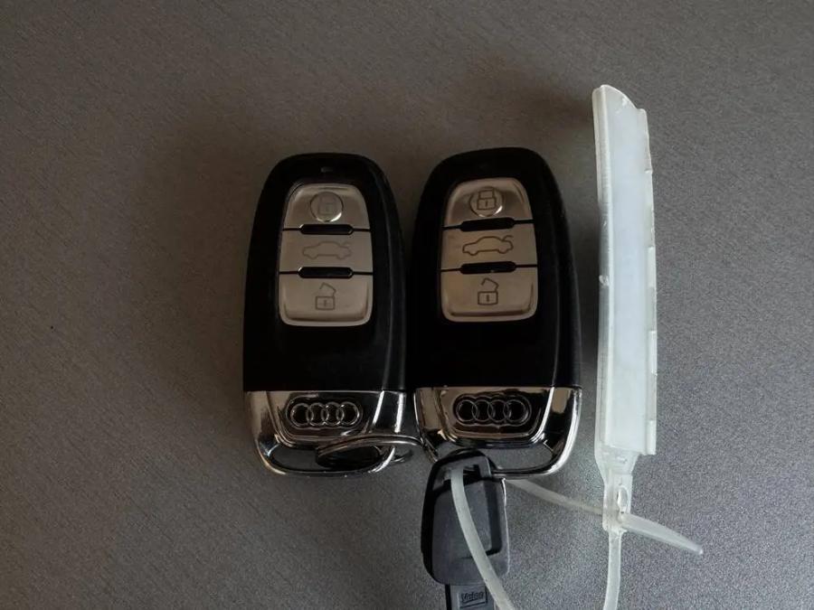 Black Audi A4 2012 in Riga, with an engine capacity of 3.00 L and mileage of 385 thousand km for 7490 €, photo 28 on AUTOMOTO.COM.LV