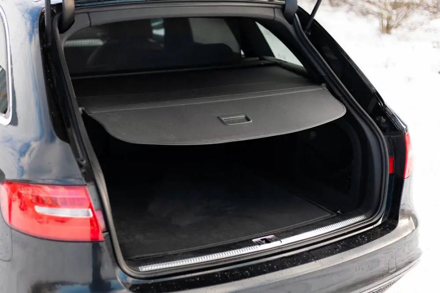 Black Audi A4 2012 in Riga, with an engine capacity of 2.00 L and mileage of 275 thousand km for 10495 €, photo 7 on AUTOMOTO.COM.LV