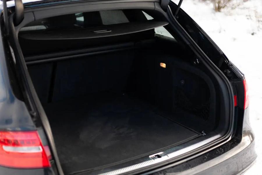 Black Audi A4 2012 in Riga, with an engine capacity of 2.00 L and mileage of 275 thousand km for 10495 €, photo 8 on AUTOMOTO.COM.LV