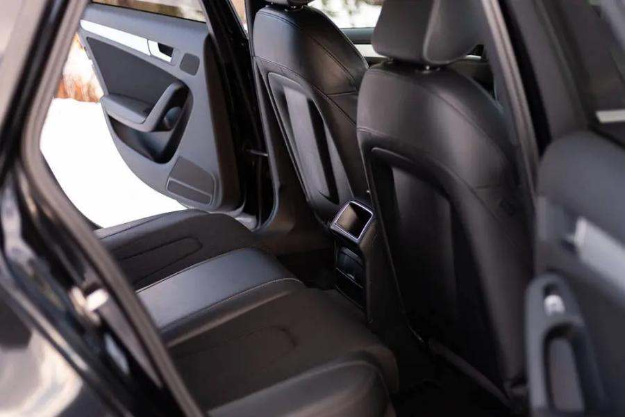 Black Audi A4 2012 in Riga, with an engine capacity of 2.00 L and mileage of 275 thousand km for 10495 €, photo 12 on AUTOMOTO.COM.LV