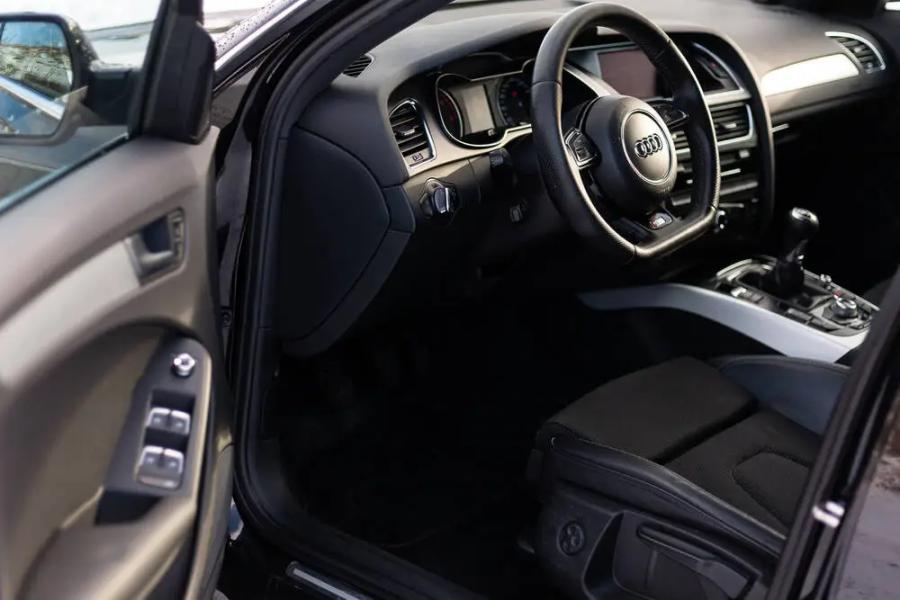 Black Audi A4 2012 in Riga, with an engine capacity of 2.00 L and mileage of 275 thousand km for 10495 €, photo 15 on AUTOMOTO.COM.LV