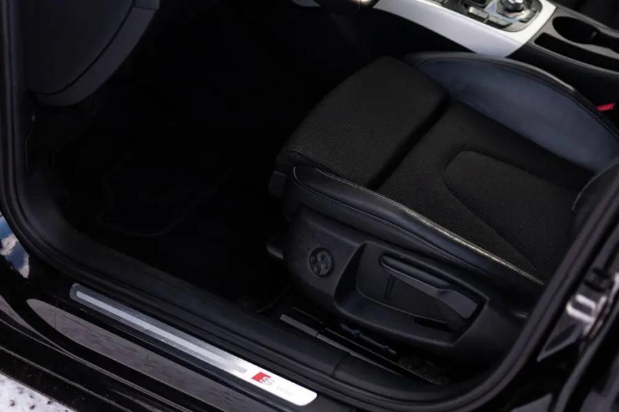Black Audi A4 2012 in Riga, with an engine capacity of 2.00 L and mileage of 275 thousand km for 10495 €, photo 17 on AUTOMOTO.COM.LV