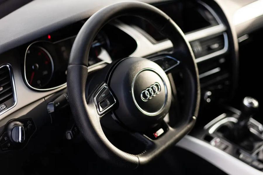 Black Audi A4 2012 in Riga, with an engine capacity of 2.00 L and mileage of 275 thousand km for 10495 €, photo 19 on AUTOMOTO.COM.LV