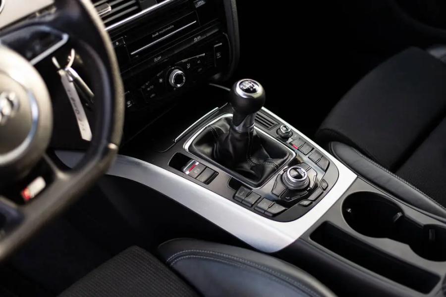 Black Audi A4 2012 in Riga, with an engine capacity of 2.00 L and mileage of 275 thousand km for 10495 €, photo 20 on AUTOMOTO.COM.LV