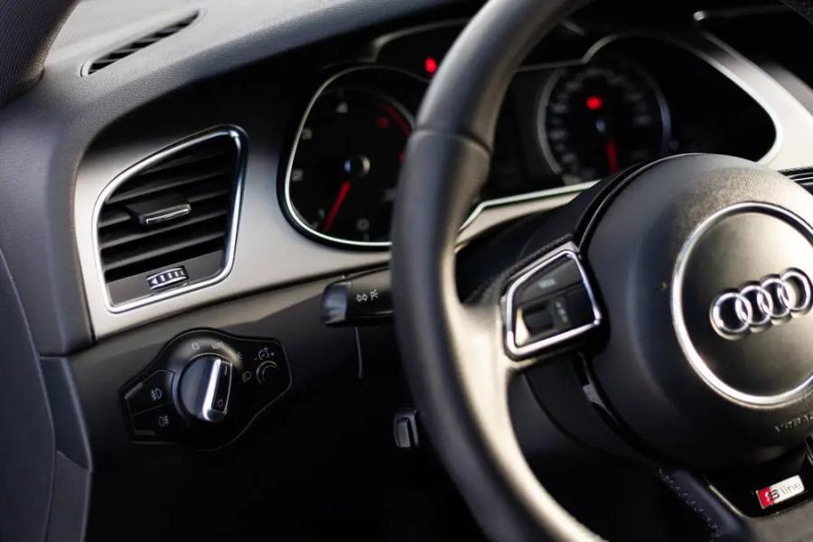Black Audi A4 2012 in Riga, with an engine capacity of 2.00 L and mileage of 275 thousand km for 10495 €, photo 21 on AUTOMOTO.COM.LV