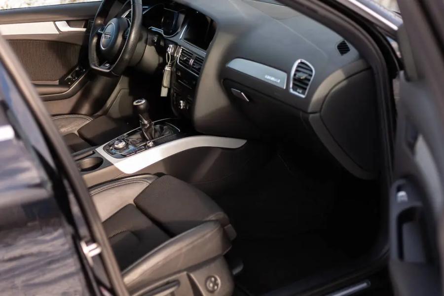 Black Audi A4 2012 in Riga, with an engine capacity of 2.00 L and mileage of 275 thousand km for 10495 €, photo 22 on AUTOMOTO.COM.LV