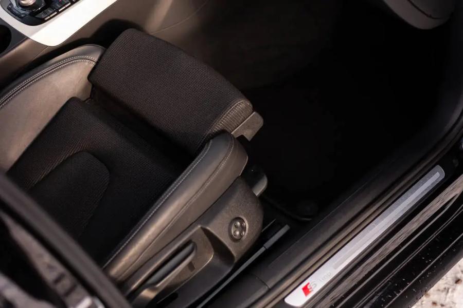 Black Audi A4 2012 in Riga, with an engine capacity of 2.00 L and mileage of 275 thousand km for 10495 €, photo 24 on AUTOMOTO.COM.LV