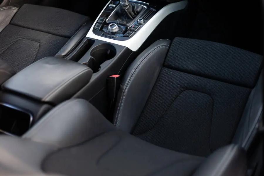 Black Audi A4 2012 in Riga, with an engine capacity of 2.00 L and mileage of 275 thousand km for 10495 €, photo 26 on AUTOMOTO.COM.LV