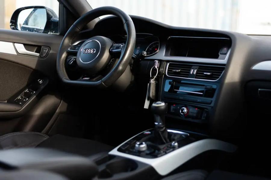 Black Audi A4 2012 in Riga, with an engine capacity of 2.00 L and mileage of 275 thousand km for 10495 €, photo 28 on AUTOMOTO.COM.LV
