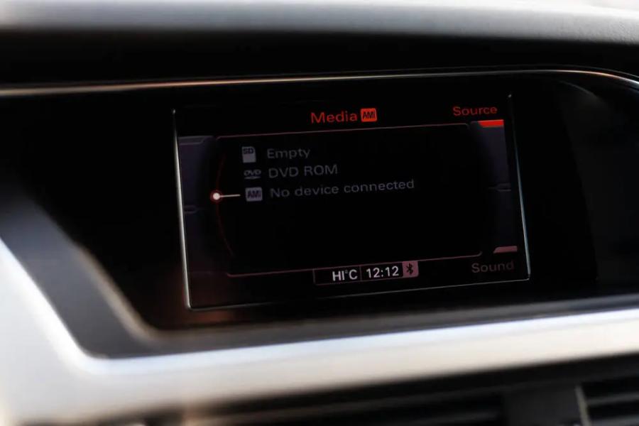 Black Audi A4 2012 in Riga, with an engine capacity of 2.00 L and mileage of 275 thousand km for 10495 €, photo 30 on AUTOMOTO.COM.LV