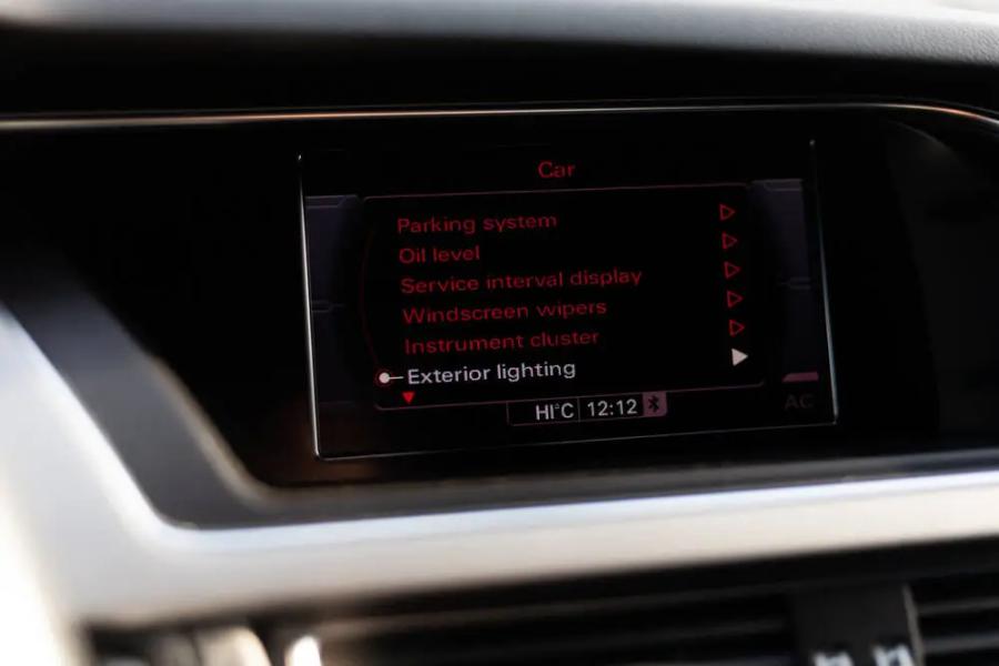 Black Audi A4 2012 in Riga, with an engine capacity of 2.00 L and mileage of 275 thousand km for 10495 €, photo 32 on AUTOMOTO.COM.LV
