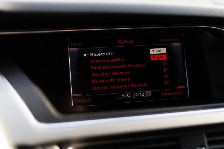 Black Audi A4 2012 in Riga, with an engine capacity of 2.00 L and mileage of 275 thousand km for 10495 €, photo 33 on AUTOMOTO.COM.LV