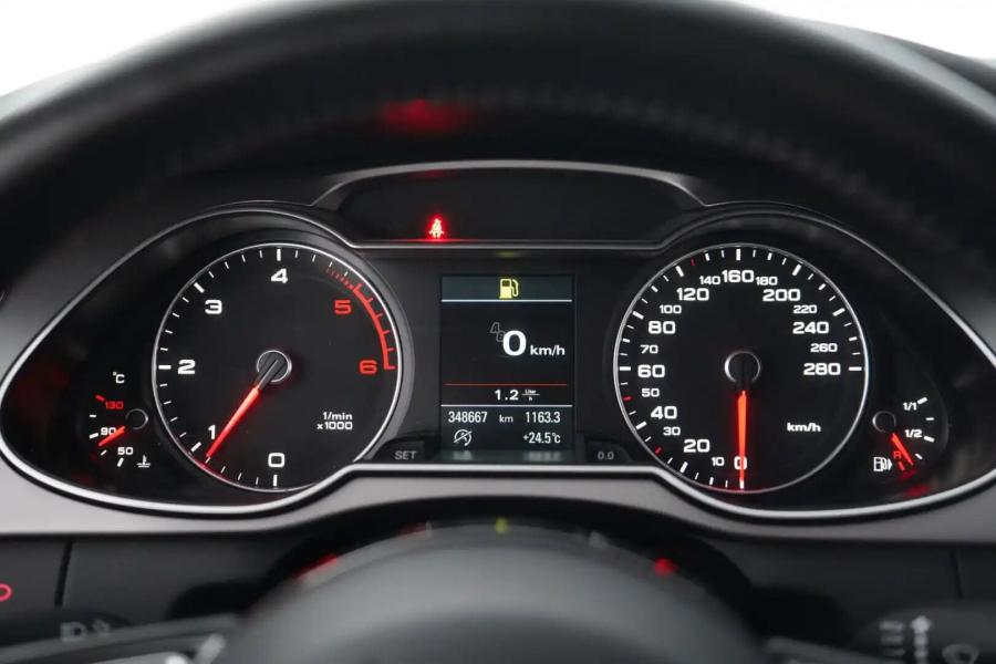 Black Audi A4 2013 in Kaunas, with an engine capacity of 2.00 L and mileage of 340 thousand km for 6250 €, photo 12 on AUTOMOTO.COM.LV