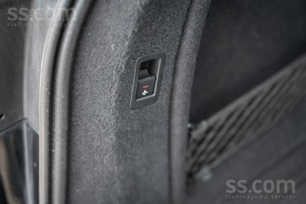 Black Audi A4 2016 in Riga, with an engine capacity of 3.00 L and mileage of 306 thousand km for 12500 €, photo 7 on AUTOMOTO.COM.LV