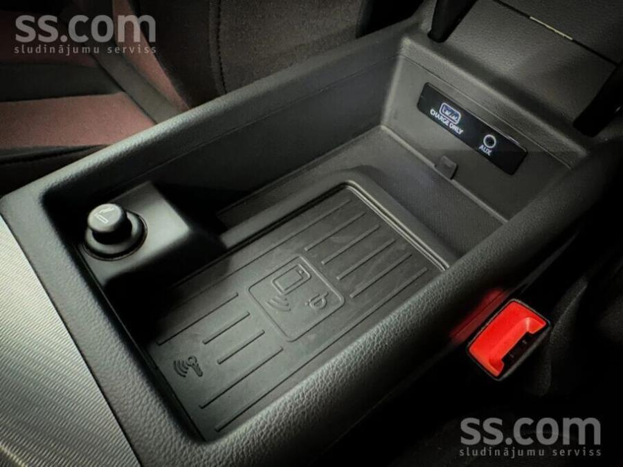 Black Audi A4 2016 in Riga, with an engine capacity of 3.00 L and mileage of 259 thousand km for 12490 €, photo 15 on AUTOMOTO.COM.LV