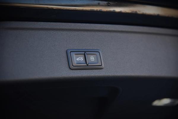 Black Audi A4 2016 in Riga, with an engine capacity of 3.00 L and mileage of 192 thousand km for 19990 €, photo 2 on AUTOMOTO.COM.LV