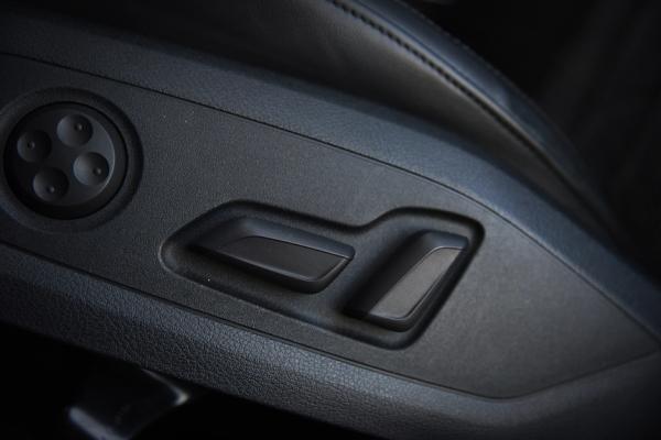Black Audi A4 2016 in Riga, with an engine capacity of 3.00 L and mileage of 192 thousand km for 19990 €, photo 4 on AUTOMOTO.COM.LV