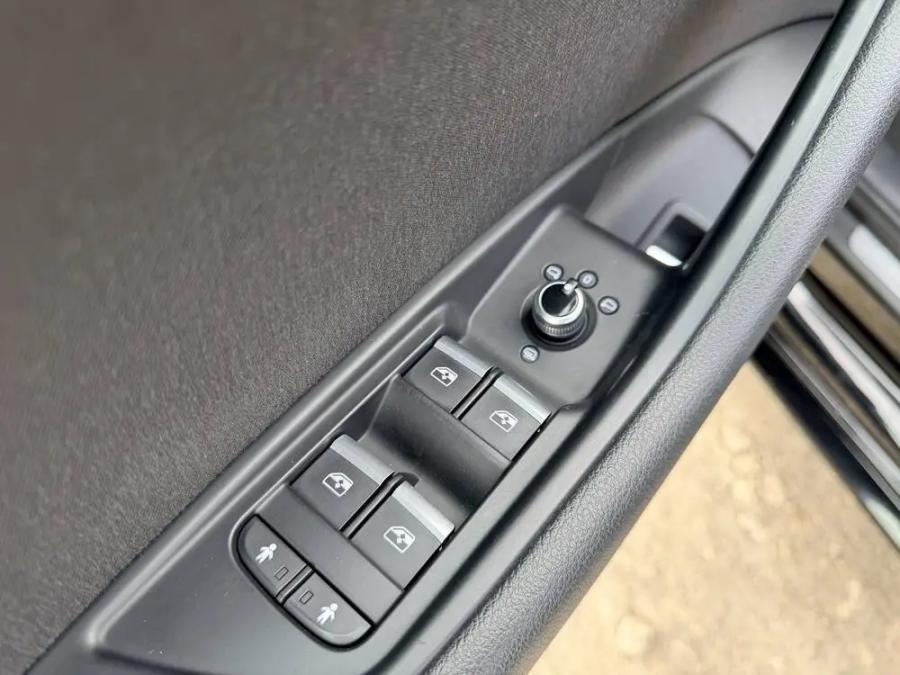Black Audi A4 2016 in Riga, with an engine capacity of 2.00 L and mileage of 219 thousand km for 11495 €, photo 11 on AUTOMOTO.COM.LV