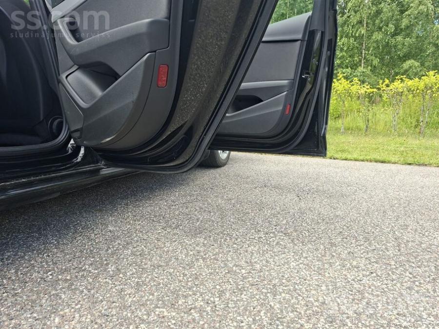 Black Audi A4 2017 in Limbazi, with an engine capacity of 2.00 L and mileage of 259 thousand km for 12900 €, photo 8 on AUTOMOTO.COM.LV