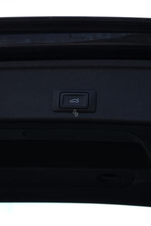 Black Audi A4 2017 in Vilnius, with an engine capacity of 2.00 L and mileage of 234 thousand km for 12000 €, photo 24 on AUTOMOTO.COM.LV
