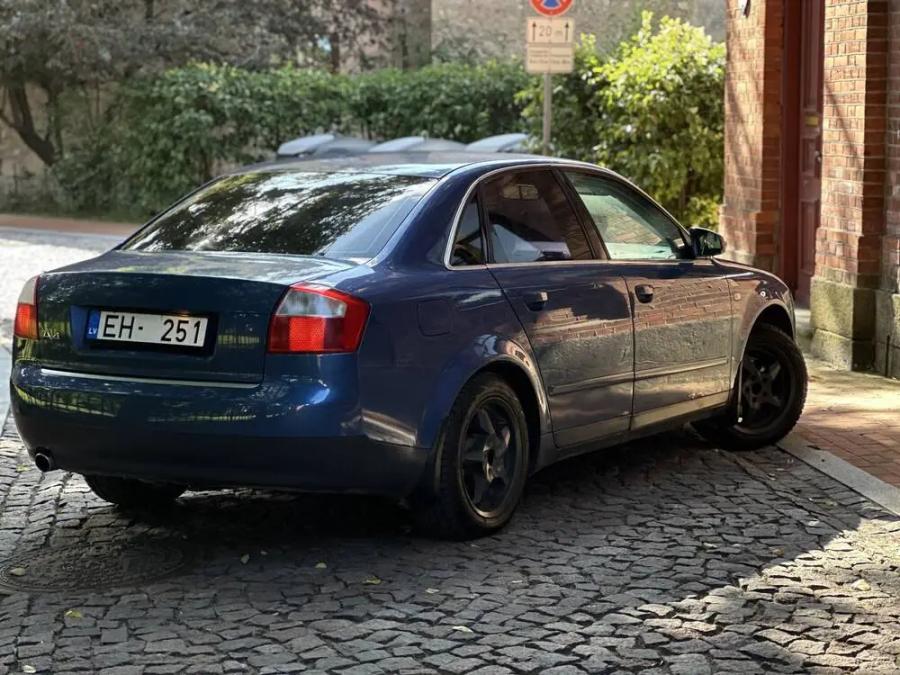 Zils Audi A4 2001 Cēsis, ar dzinēja tilpumu 2.00 L un nobraukumu 234 tūkst. km par 1290 €, foto 8 vietnē AUTOMOTO.COM.LV