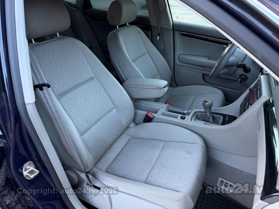 Zils Audi A4 2005 Tallina, ar dzinēja tilpumu 1.60 L un nobraukumu 245 tūkst. km par 2290 €, foto 13 vietnē AUTOMOTO.COM.LV