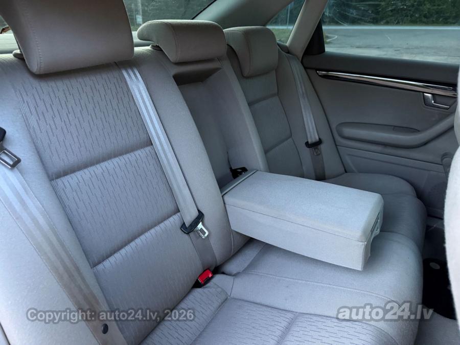 Zils Audi A4 2005 Tallina, ar dzinēja tilpumu 1.60 L un nobraukumu 245 tūkst. km par 2290 €, foto 17 vietnē AUTOMOTO.COM.LV