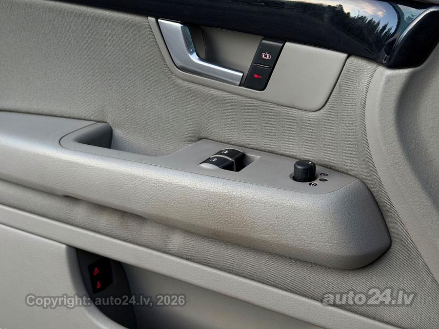 Zils Audi A4 2005 Tallina, ar dzinēja tilpumu 1.60 L un nobraukumu 245 tūkst. km par 2290 €, foto 21 vietnē AUTOMOTO.COM.LV